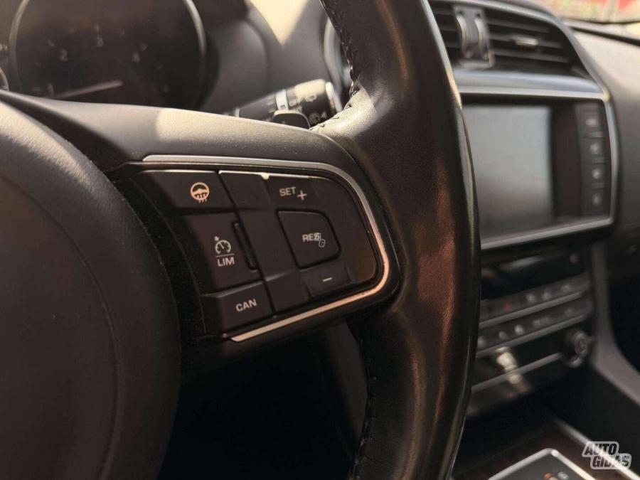 Zaļš Jaguar F-Pace 2016 Viļņa, ar dzinēja tilpumu 0.00 L un nobraukumu 193 tūkst. km par 7950 €, foto 26 vietnē AUTOMOTO.COM.LV