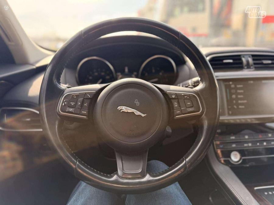 Zaļš Jaguar F-Pace 2016 Viļņa, ar dzinēja tilpumu 2.00 L un nobraukumu 193 tūkst. km par 8500 €, foto 28 vietnē AUTOMOTO.COM.LV