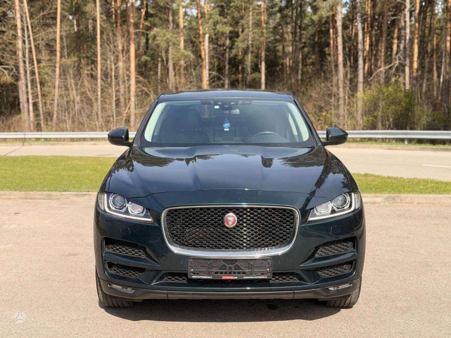 Green Jaguar F-Pace 2016 in Vilnius, with an engine capacity of 2.00 L and mileage of 193 thousand km for 8950 €, photo 3 on AUTOMOTO.COM.LV
