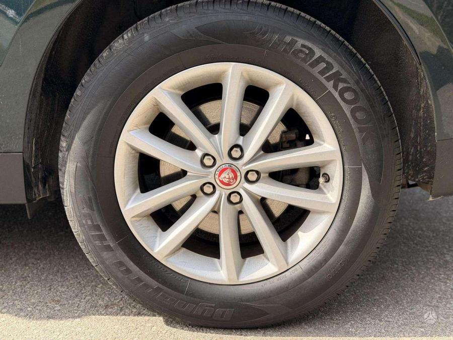 Green Jaguar F-Pace 2016 in Vilnius, with an engine capacity of 2.00 L and mileage of 193 thousand km for 8950 €, photo 11 on AUTOMOTO.COM.LV