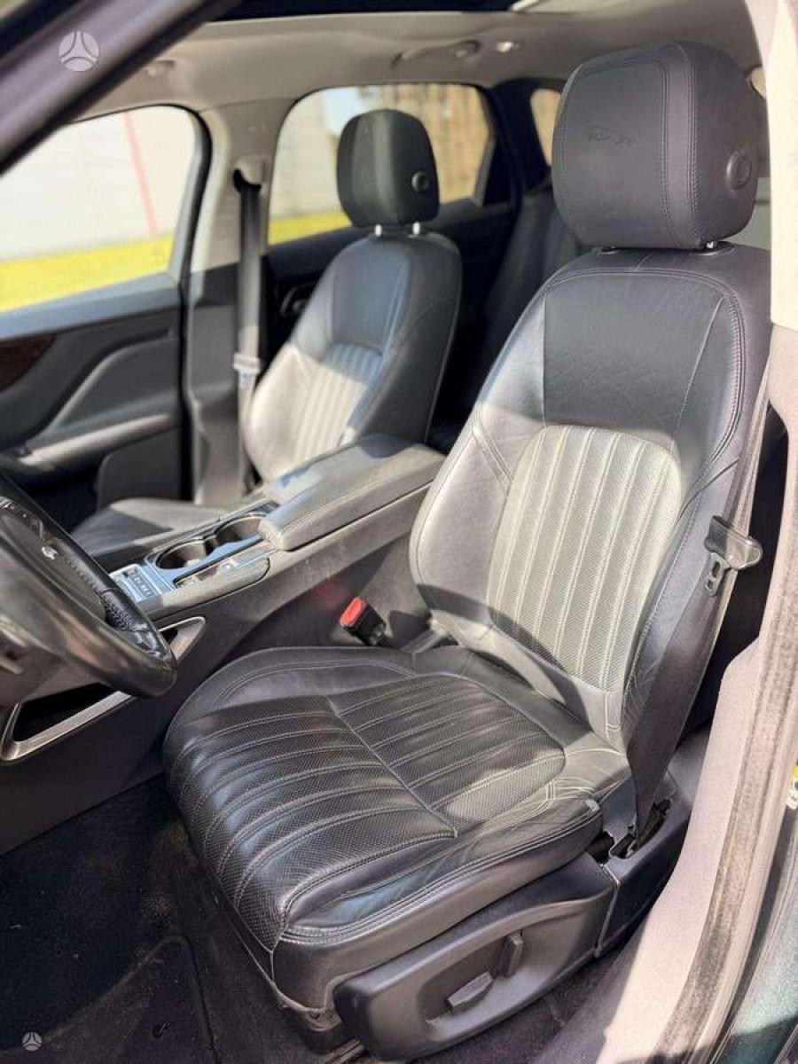 Green Jaguar F-Pace 2016 in Vilnius, with an engine capacity of 2.00 L and mileage of 193 thousand km for 8950 €, photo 13 on AUTOMOTO.COM.LV