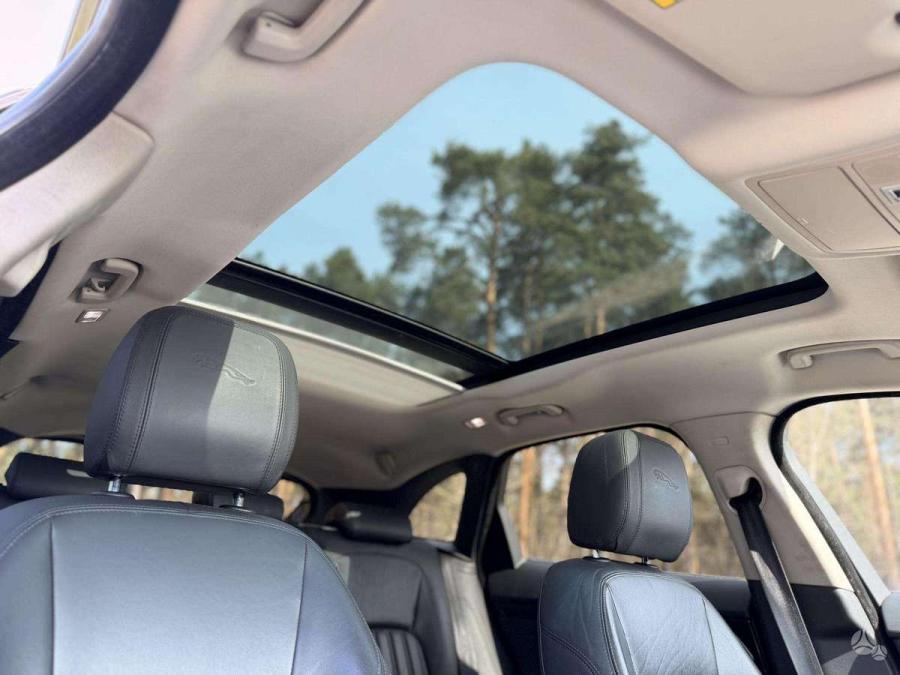 Green Jaguar F-Pace 2016 in Vilnius, with an engine capacity of 2.00 L and mileage of 193 thousand km for 8950 €, photo 19 on AUTOMOTO.COM.LV