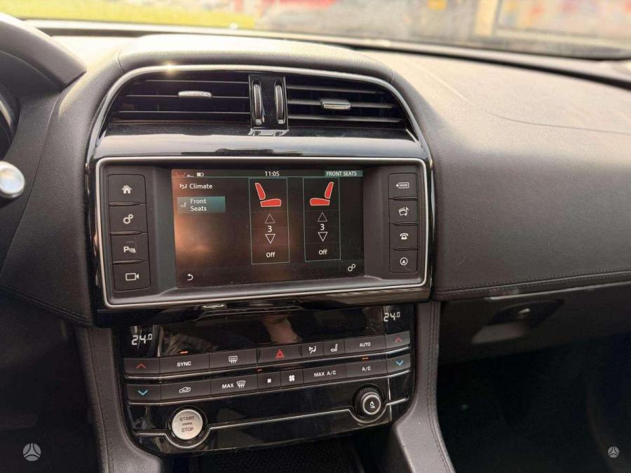 Green Jaguar F-Pace 2016 in Vilnius, with an engine capacity of 2.00 L and mileage of 193 thousand km for 8950 €, photo 22 on AUTOMOTO.COM.LV