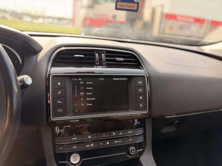 Green Jaguar F-Pace 2016 in Vilnius, with an engine capacity of 2.00 L and mileage of 193 thousand km for 8950 €, photo 24 on AUTOMOTO.COM.LV