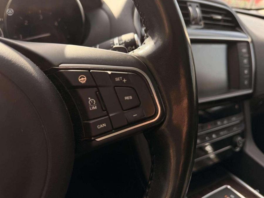 Green Jaguar F-Pace 2016 in Vilnius, with an engine capacity of 2.00 L and mileage of 193 thousand km for 8950 €, photo 25 on AUTOMOTO.COM.LV