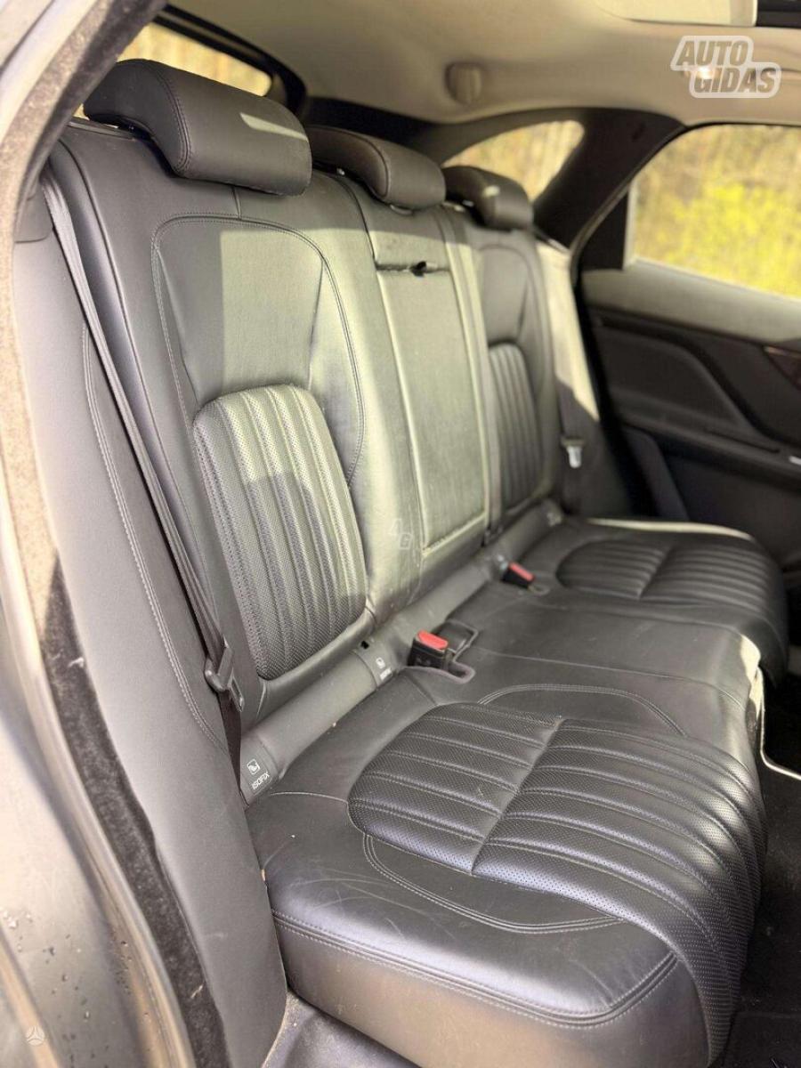 Green Jaguar F-Pace 2016 in Vilnius, with an engine capacity of 2.00 L and mileage of 193 thousand km for 8950 €, photo 17 on AUTOMOTO.COM.LV