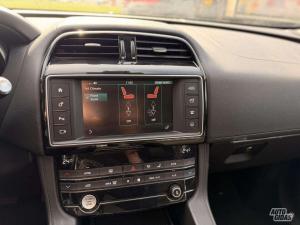 Green Jaguar F-Pace 2016 in Vilnius, with an engine capacity of 2.00 L and mileage of 193 thousand km for 8950 €, photo 22 on AUTOMOTO.COM.LV