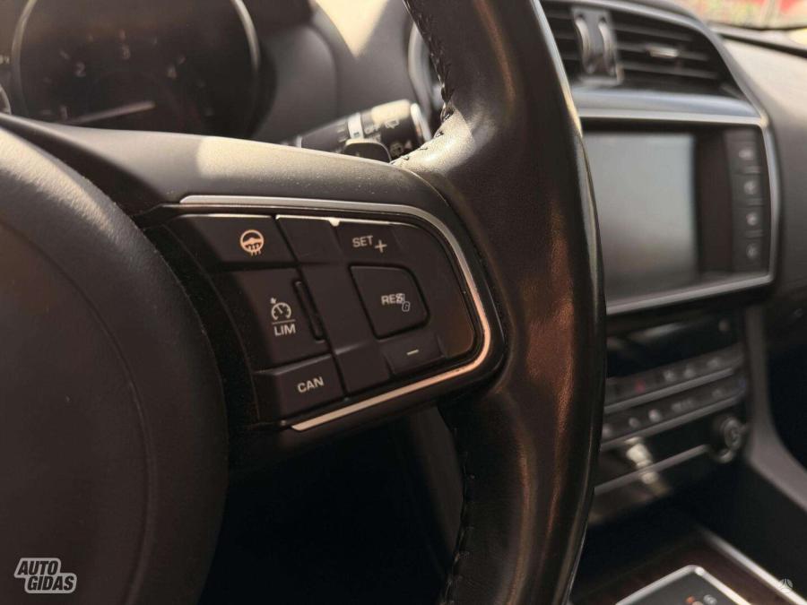 Green Jaguar F-Pace 2016 in Vilnius, with an engine capacity of 2.00 L and mileage of 193 thousand km for 8950 €, photo 25 on AUTOMOTO.COM.LV