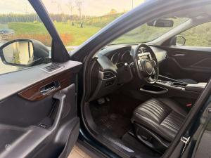 Green Jaguar F-Pace 2016 in Vilnius, with an engine capacity of 2.00 L and mileage of 193 thousand km for 9950 €, photo 16 on AUTOMOTO.COM.LV