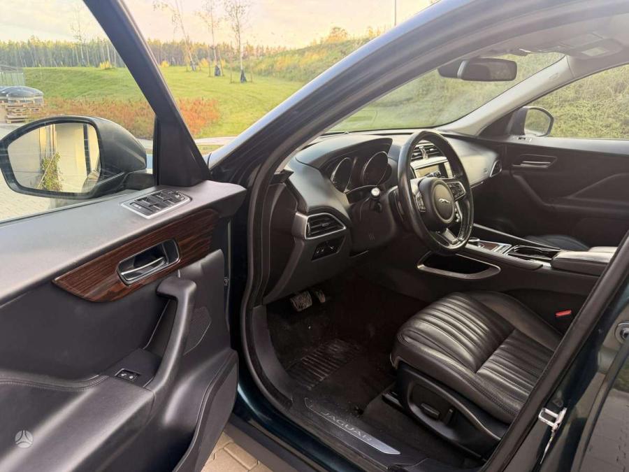 Green Jaguar F-Pace 2016 in Vilnius, with an engine capacity of 2.00 L and mileage of 193 thousand km for 9950 €, photo 16 on AUTOMOTO.COM.LV