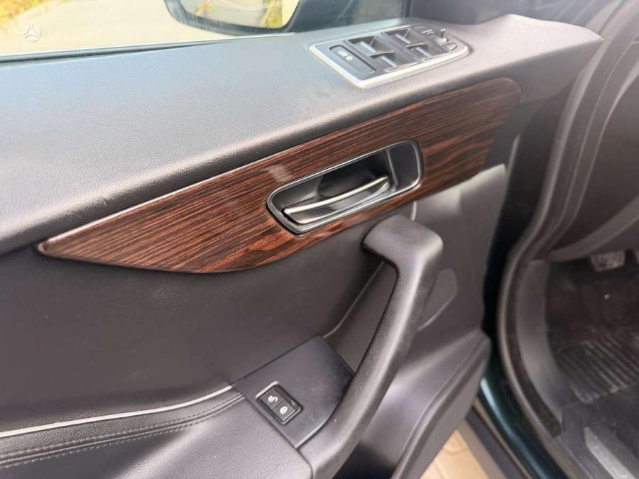Green Jaguar F-Pace 2016 in Vilnius, with an engine capacity of 2.00 L and mileage of 193 thousand km for 9950 €, photo 18 on AUTOMOTO.COM.LV