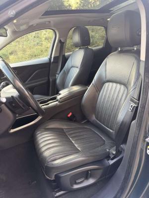 Green Jaguar F-Pace 2016 in Vilnius, with an engine capacity of 2.00 L and mileage of 193 thousand km for 9950 €, photo 19 on AUTOMOTO.COM.LV