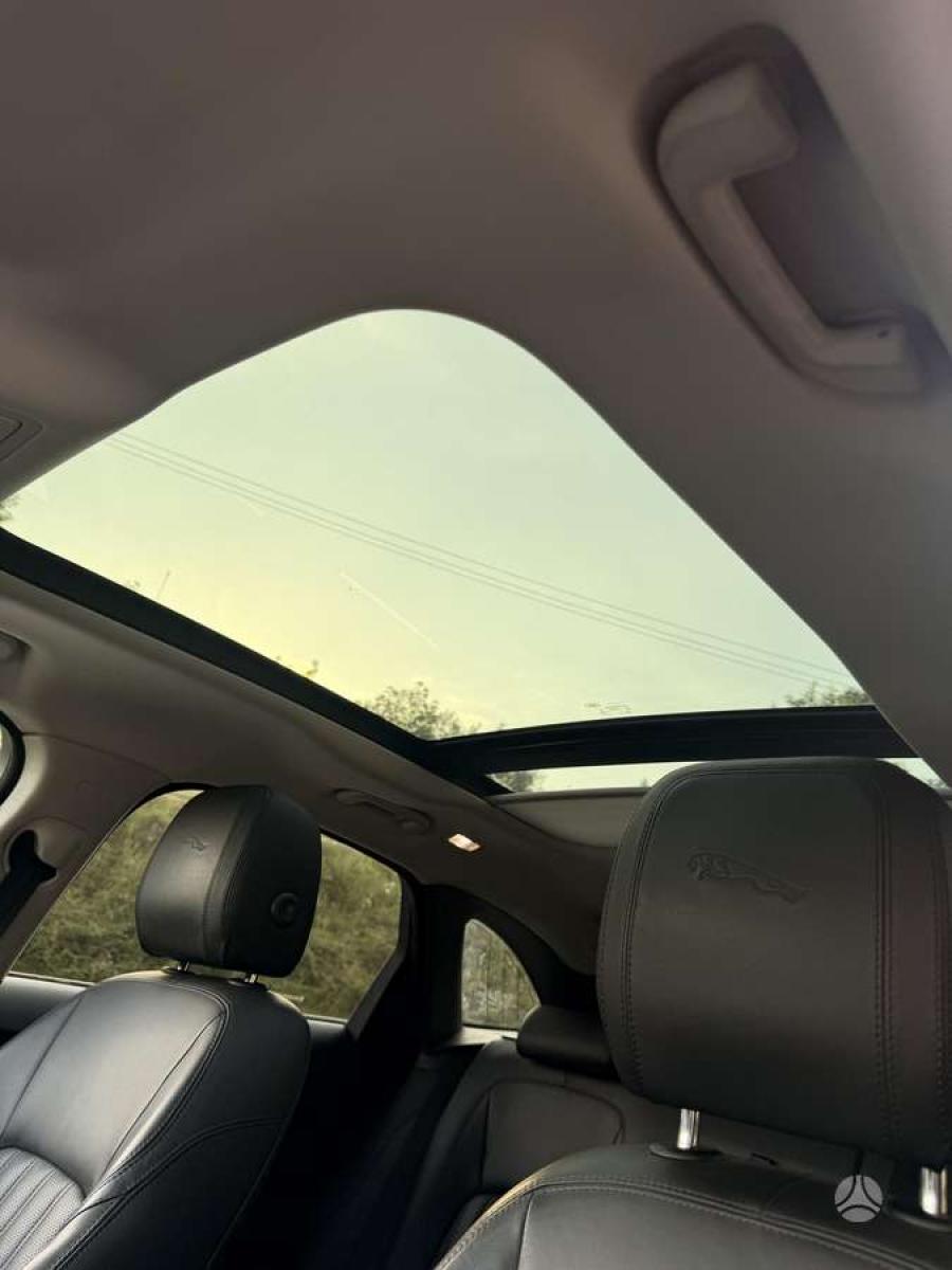 Green Jaguar F-Pace 2016 in Vilnius, with an engine capacity of 2.00 L and mileage of 193 thousand km for 9950 €, photo 20 on AUTOMOTO.COM.LV