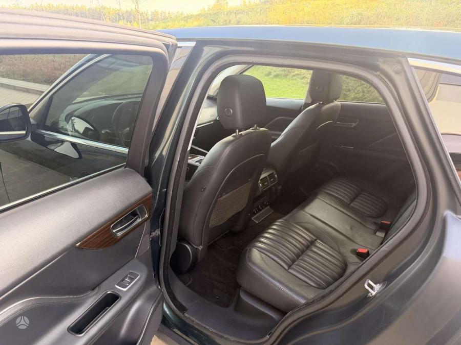 Green Jaguar F-Pace 2016 in Vilnius, with an engine capacity of 2.00 L and mileage of 193 thousand km for 9950 €, photo 21 on AUTOMOTO.COM.LV