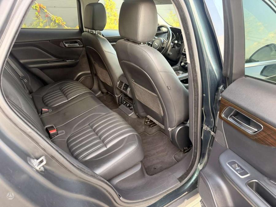 Green Jaguar F-Pace 2016 in Vilnius, with an engine capacity of 2.00 L and mileage of 193 thousand km for 9950 €, photo 26 on AUTOMOTO.COM.LV
