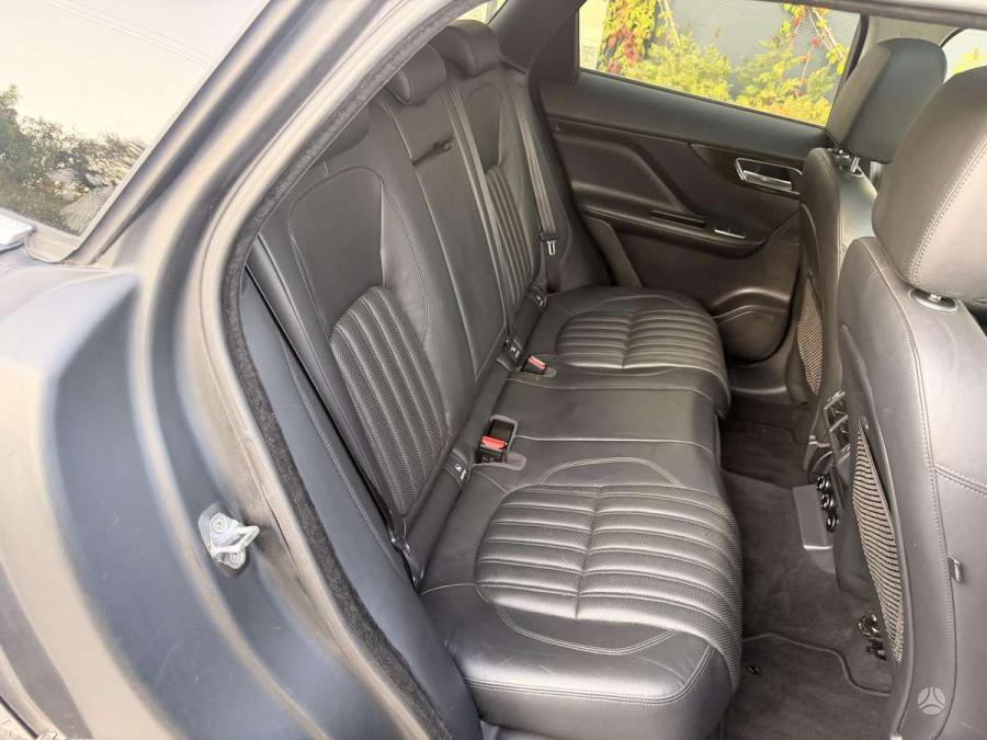 Green Jaguar F-Pace 2016 in Vilnius, with an engine capacity of 2.00 L and mileage of 193 thousand km for 9950 €, photo 27 on AUTOMOTO.COM.LV