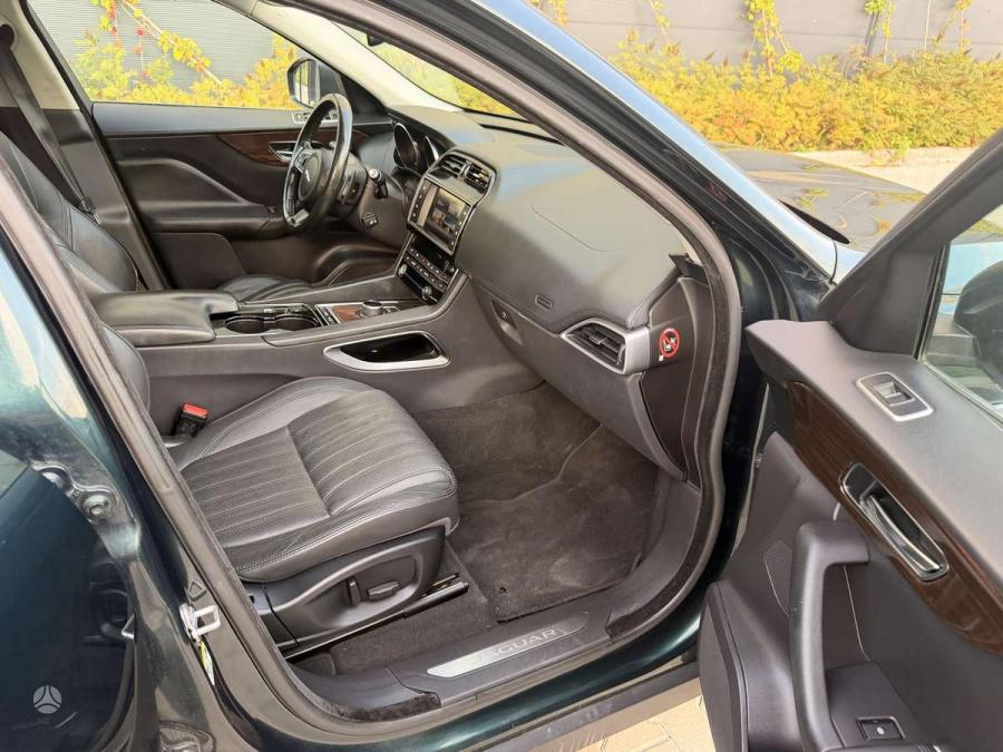 Green Jaguar F-Pace 2016 in Vilnius, with an engine capacity of 2.00 L and mileage of 193 thousand km for 9950 €, photo 29 on AUTOMOTO.COM.LV