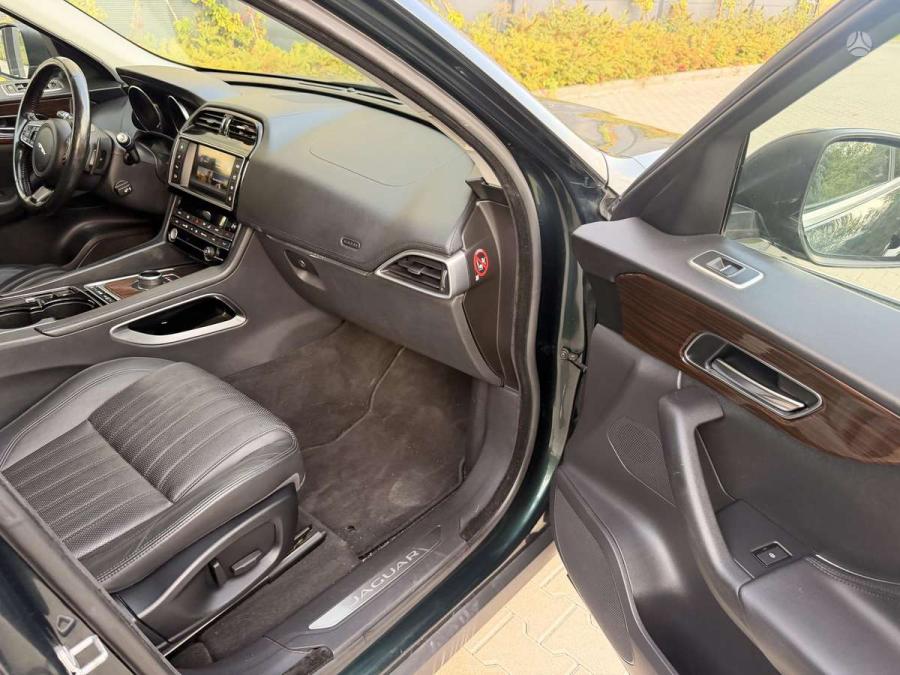 Green Jaguar F-Pace 2016 in Vilnius, with an engine capacity of 2.00 L and mileage of 193 thousand km for 9950 €, photo 30 on AUTOMOTO.COM.LV