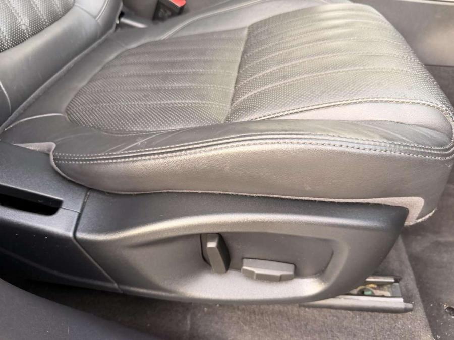 Green Jaguar F-Pace 2016 in Vilnius, with an engine capacity of 2.00 L and mileage of 193 thousand km for 9950 €, photo 31 on AUTOMOTO.COM.LV