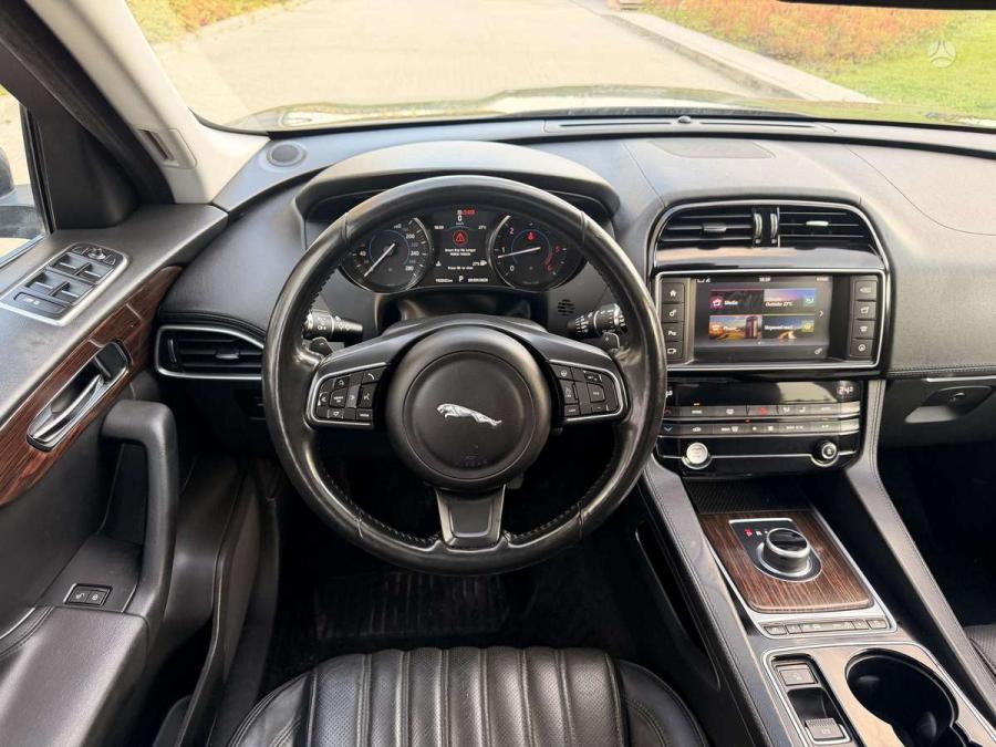Green Jaguar F-Pace 2016 in Vilnius, with an engine capacity of 2.00 L and mileage of 193 thousand km for 9950 €, photo 35 on AUTOMOTO.COM.LV