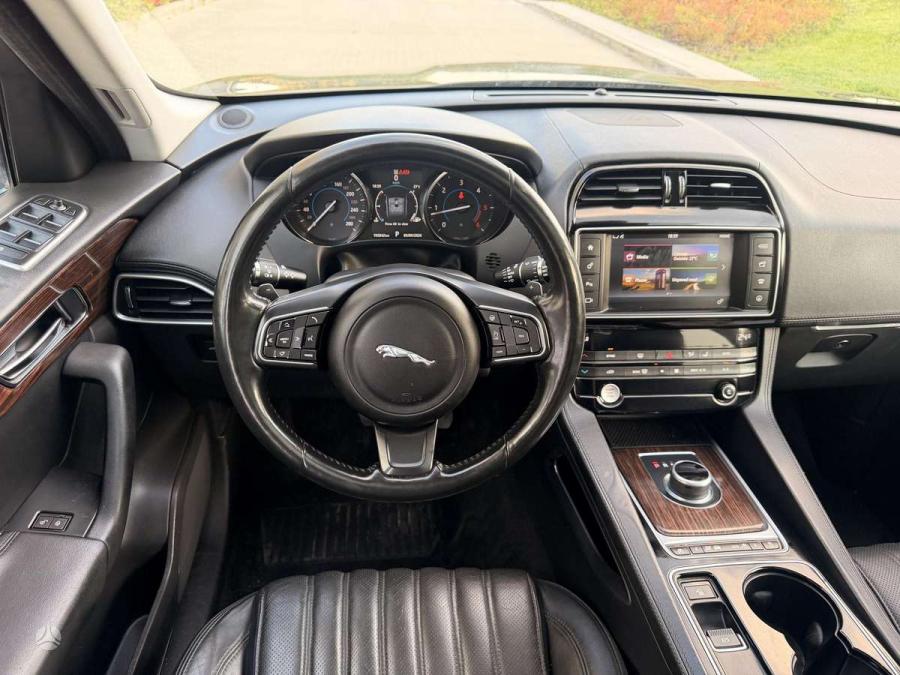 Green Jaguar F-Pace 2016 in Vilnius, with an engine capacity of 2.00 L and mileage of 193 thousand km for 9950 €, photo 36 on AUTOMOTO.COM.LV