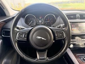 Green Jaguar F-Pace 2016 in Vilnius, with an engine capacity of 2.00 L and mileage of 193 thousand km for 9950 €, photo 37 on AUTOMOTO.COM.LV