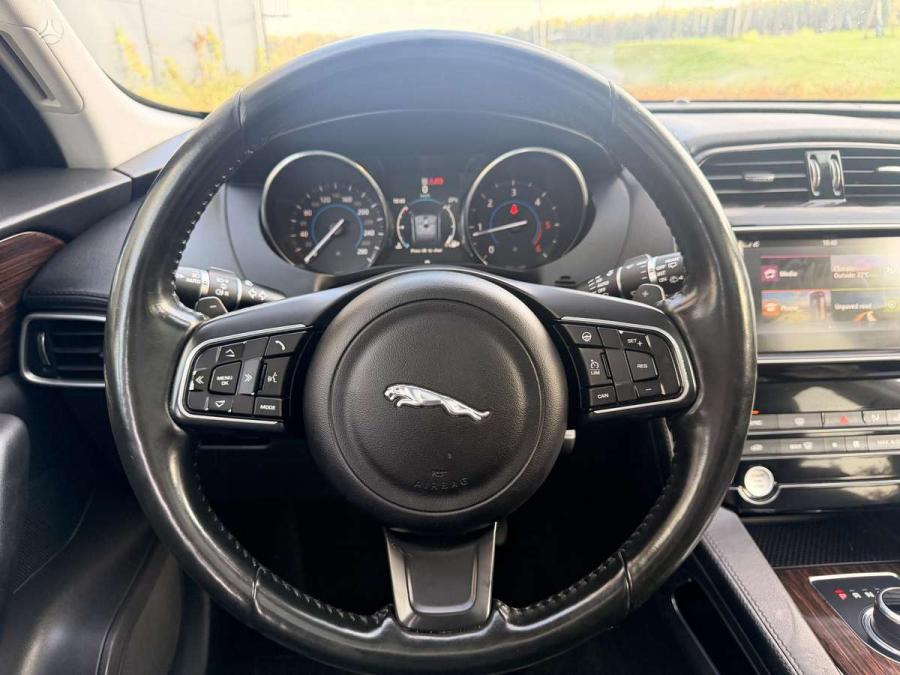 Green Jaguar F-Pace 2016 in Vilnius, with an engine capacity of 2.00 L and mileage of 193 thousand km for 9950 €, photo 37 on AUTOMOTO.COM.LV