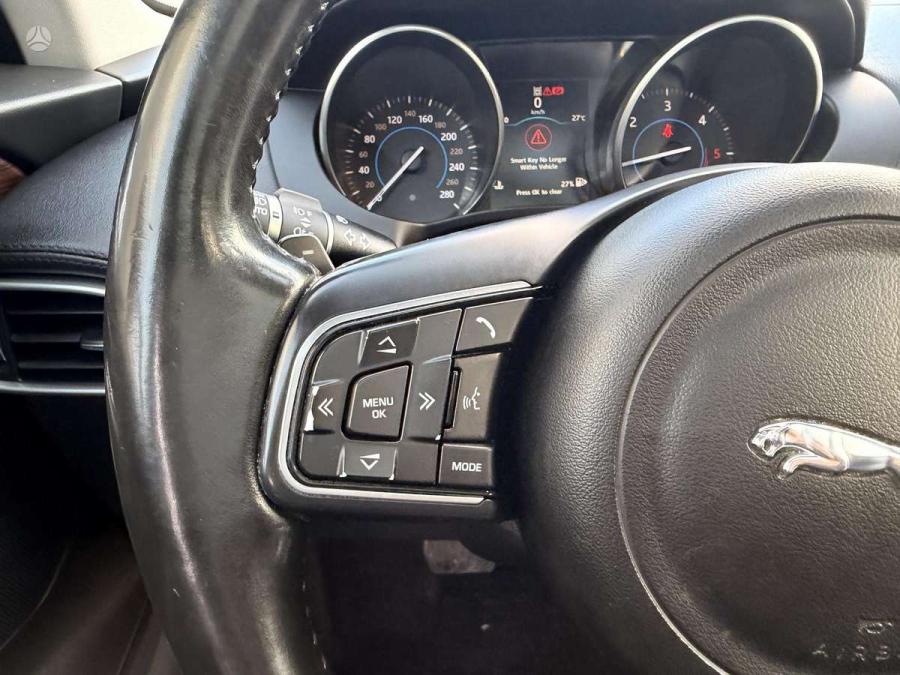 Green Jaguar F-Pace 2016 in Vilnius, with an engine capacity of 2.00 L and mileage of 193 thousand km for 9950 €, photo 38 on AUTOMOTO.COM.LV