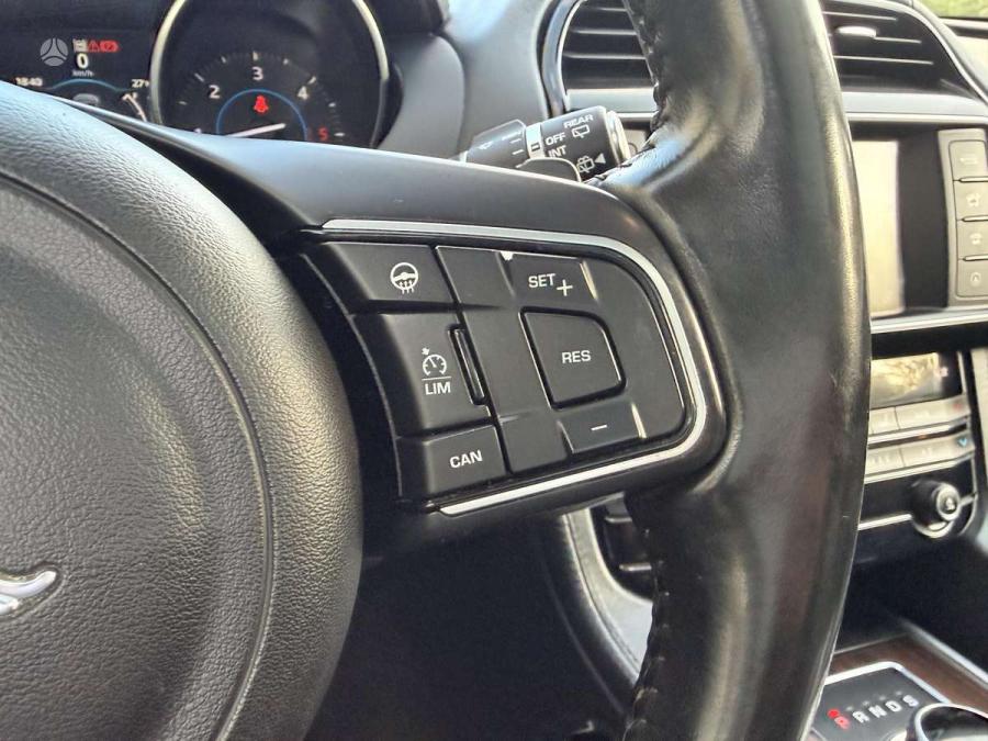 Green Jaguar F-Pace 2016 in Vilnius, with an engine capacity of 2.00 L and mileage of 193 thousand km for 9950 €, photo 39 on AUTOMOTO.COM.LV