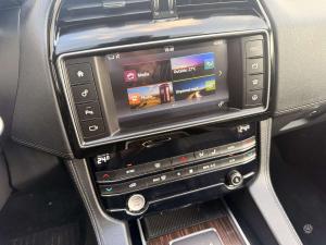 Green Jaguar F-Pace 2016 in Vilnius, with an engine capacity of 2.00 L and mileage of 193 thousand km for 9950 €, photo 40 on AUTOMOTO.COM.LV