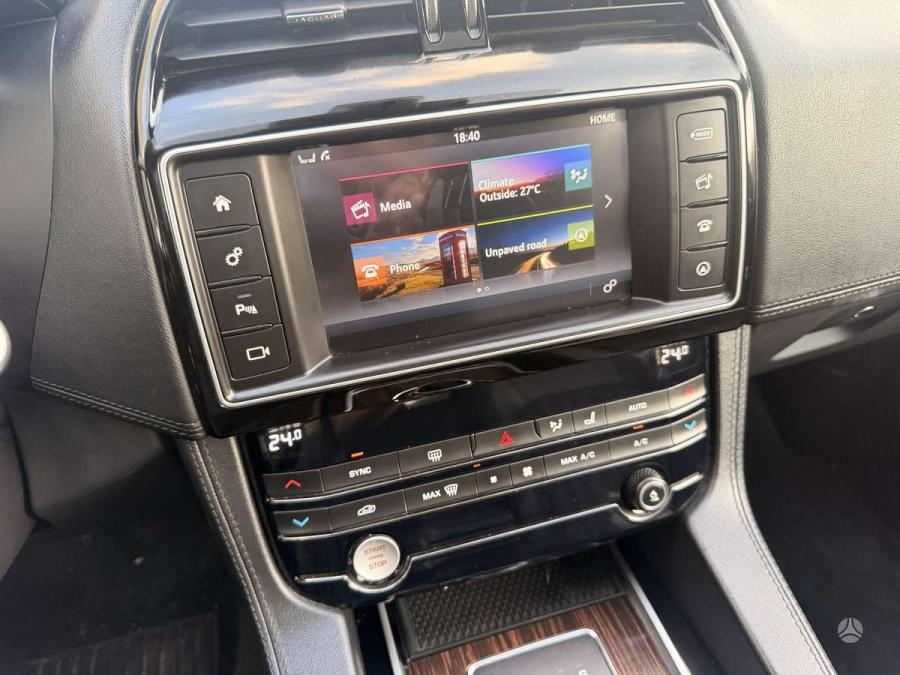 Green Jaguar F-Pace 2016 in Vilnius, with an engine capacity of 2.00 L and mileage of 193 thousand km for 9950 €, photo 40 on AUTOMOTO.COM.LV