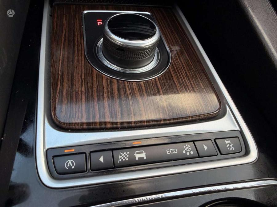 Green Jaguar F-Pace 2016 in Vilnius, with an engine capacity of 2.00 L and mileage of 193 thousand km for 9950 €, photo 41 on AUTOMOTO.COM.LV