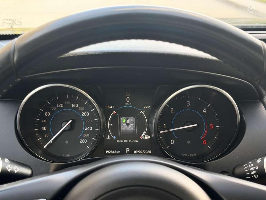 Green Jaguar F-Pace 2016 in Vilnius, with an engine capacity of 2.00 L and mileage of 193 thousand km for 9950 €, photo 42 on AUTOMOTO.COM.LV