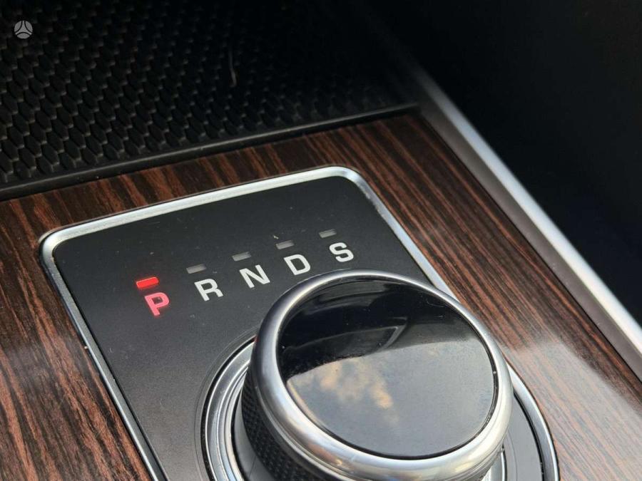Green Jaguar F-Pace 2016 in Vilnius, with an engine capacity of 2.00 L and mileage of 193 thousand km for 9950 €, photo 43 on AUTOMOTO.COM.LV