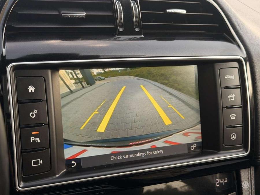 Green Jaguar F-Pace 2016 in Vilnius, with an engine capacity of 2.00 L and mileage of 193 thousand km for 9950 €, photo 44 on AUTOMOTO.COM.LV