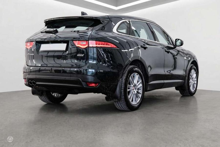 Green Jaguar F-Pace 2016 in Kaunas, with an engine capacity of 2.00 L and mileage of 228 thousand km for 11590 €, photo 4 on AUTOMOTO.COM.LV