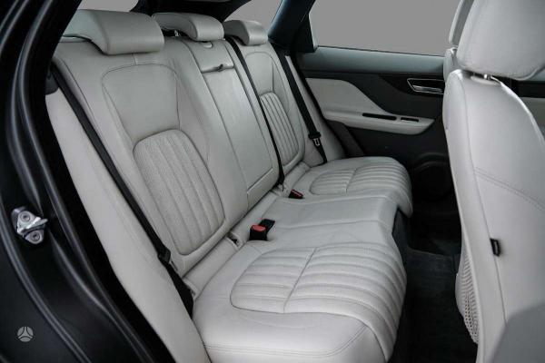 Green Jaguar F-Pace 2016 in Kaunas, with an engine capacity of 2.00 L and mileage of 228 thousand km for 11590 €, photo 7 on AUTOMOTO.COM.LV