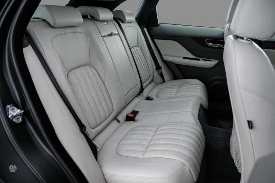 Green Jaguar F-Pace 2016 in Kaunas, with an engine capacity of 2.00 L and mileage of 228 thousand km for 11590 €, photo 7 on AUTOMOTO.COM.LV