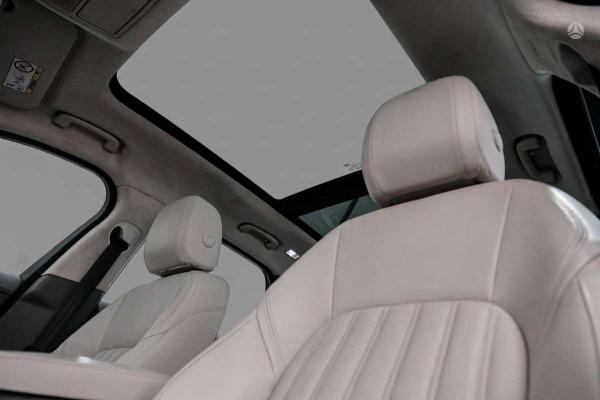 Green Jaguar F-Pace 2016 in Kaunas, with an engine capacity of 2.00 L and mileage of 228 thousand km for 11590 €, photo 8 on AUTOMOTO.COM.LV