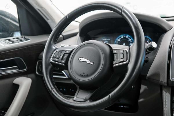 Green Jaguar F-Pace 2016 in Kaunas, with an engine capacity of 2.00 L and mileage of 228 thousand km for 11590 €, photo 11 on AUTOMOTO.COM.LV