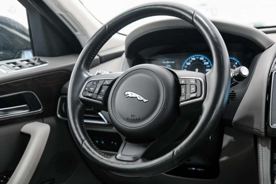 Green Jaguar F-Pace 2016 in Kaunas, with an engine capacity of 2.00 L and mileage of 228 thousand km for 11590 €, photo 11 on AUTOMOTO.COM.LV
