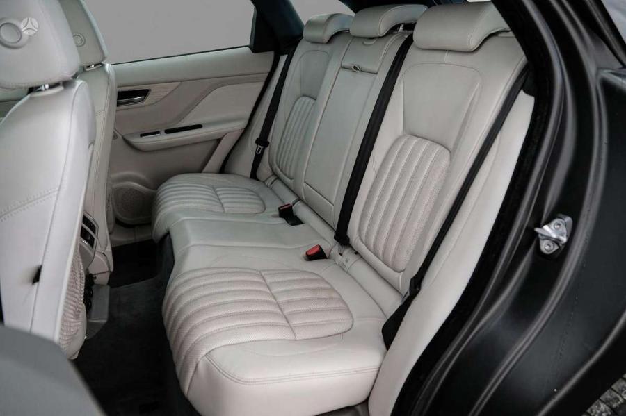 Green Jaguar F-Pace 2016 in Kaunas, with an engine capacity of 2.00 L and mileage of 228 thousand km for 11590 €, photo 12 on AUTOMOTO.COM.LV