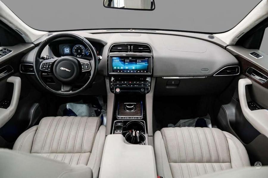 Green Jaguar F-Pace 2016 in Kaunas, with an engine capacity of 2.00 L and mileage of 228 thousand km for 11590 €, photo 15 on AUTOMOTO.COM.LV