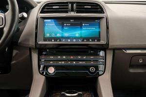 Green Jaguar F-Pace 2016 in Kaunas, with an engine capacity of 2.00 L and mileage of 228 thousand km for 11590 €, photo 16 on AUTOMOTO.COM.LV