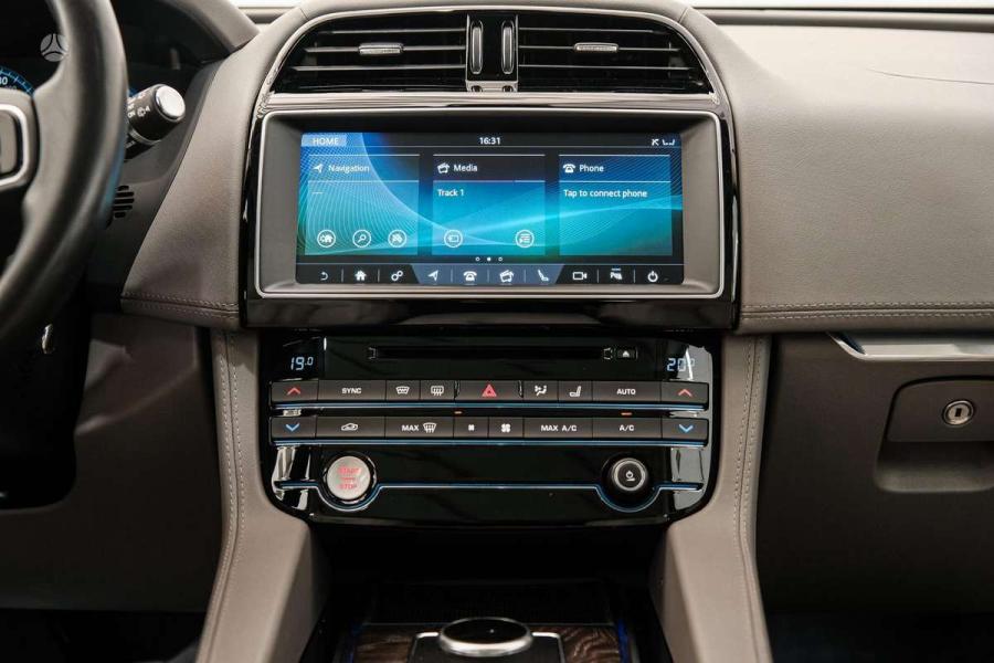 Green Jaguar F-Pace 2016 in Kaunas, with an engine capacity of 2.00 L and mileage of 228 thousand km for 11590 €, photo 16 on AUTOMOTO.COM.LV