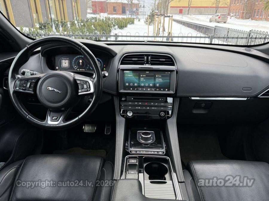 Pelēks Jaguar F-Pace 2016 Tallina, ar dzinēja tilpumu 3.00 L un nobraukumu 215 tūkst. km par 24999 €, foto 9 vietnē AUTOMOTO.COM.LV