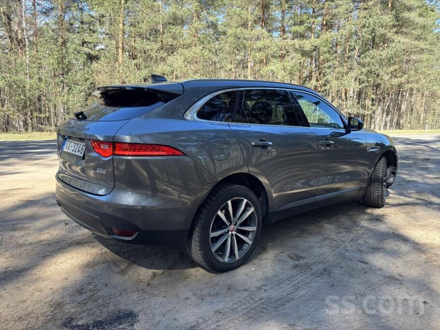 Pelēks Jaguar F-Pace 2016 Daugavpils, ar dzinēja tilpumu 2.00 L un nobraukumu 198 tūkst. km par 15000 €, foto 5 vietnē AUTOMOTO.COM.LV
