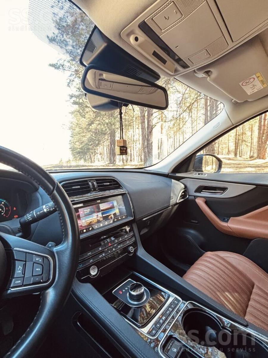 Pelēks Jaguar F-Pace 2016 Daugavpils, ar dzinēja tilpumu 2.00 L un nobraukumu 198 tūkst. km par 15000 €, foto 9 vietnē AUTOMOTO.COM.LV