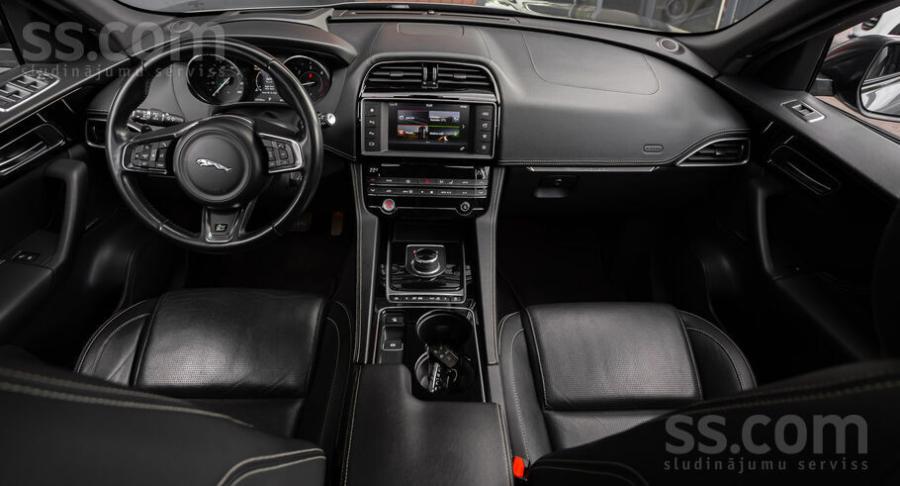 Grey Jaguar F-Pace 2016 in Jelgava, with an engine capacity of 2.00 L and mileage of 0 thousand km for 14900 €, photo 13 on AUTOMOTO.COM.LV