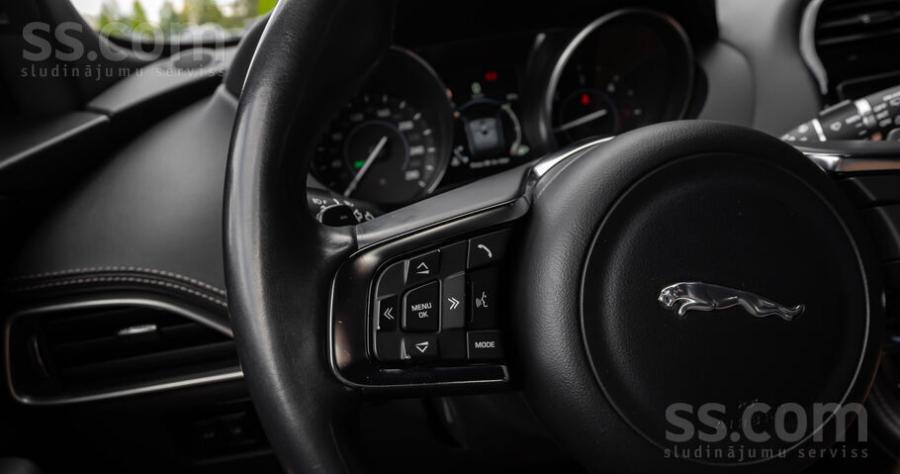 Grey Jaguar F-Pace 2016 in Jelgava, with an engine capacity of 2.00 L and mileage of 0 thousand km for 14900 €, photo 28 on AUTOMOTO.COM.LV